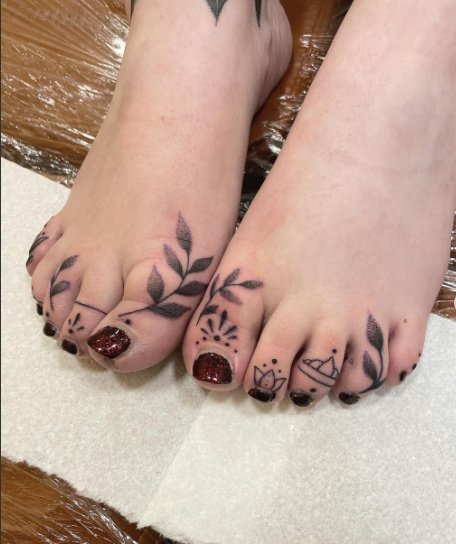 49 Pretty Toe Tattoo Ideas & FAQs - Tattoo Twist