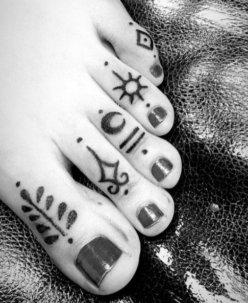 49 Pretty Toe Tattoo Ideas & FAQs - Tattoo Twist