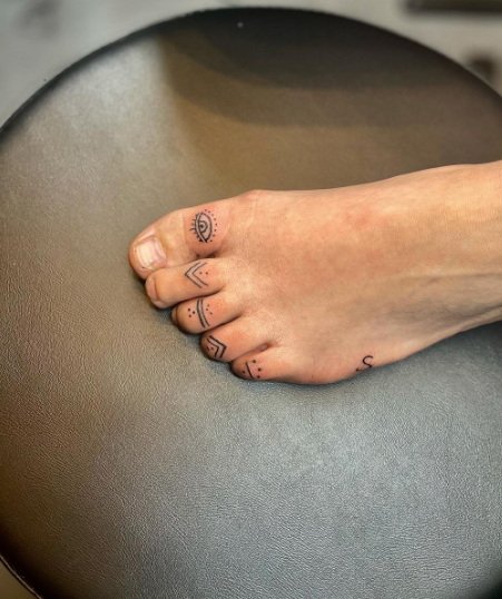 49 Pretty Toe Tattoo Ideas & FAQs - Tattoo Twist