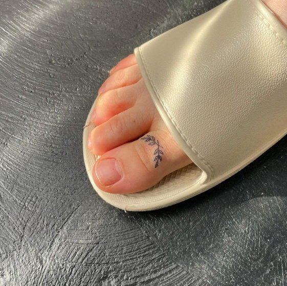 49 Pretty Toe Tattoo Ideas & FAQs - Tattoo Twist