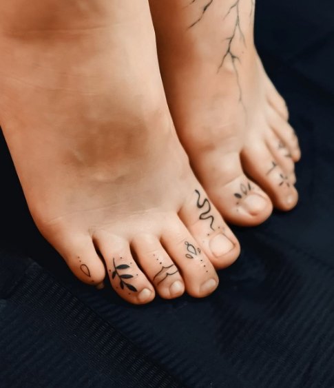 49 Pretty Toe Tattoo Ideas & FAQs - Tattoo Twist